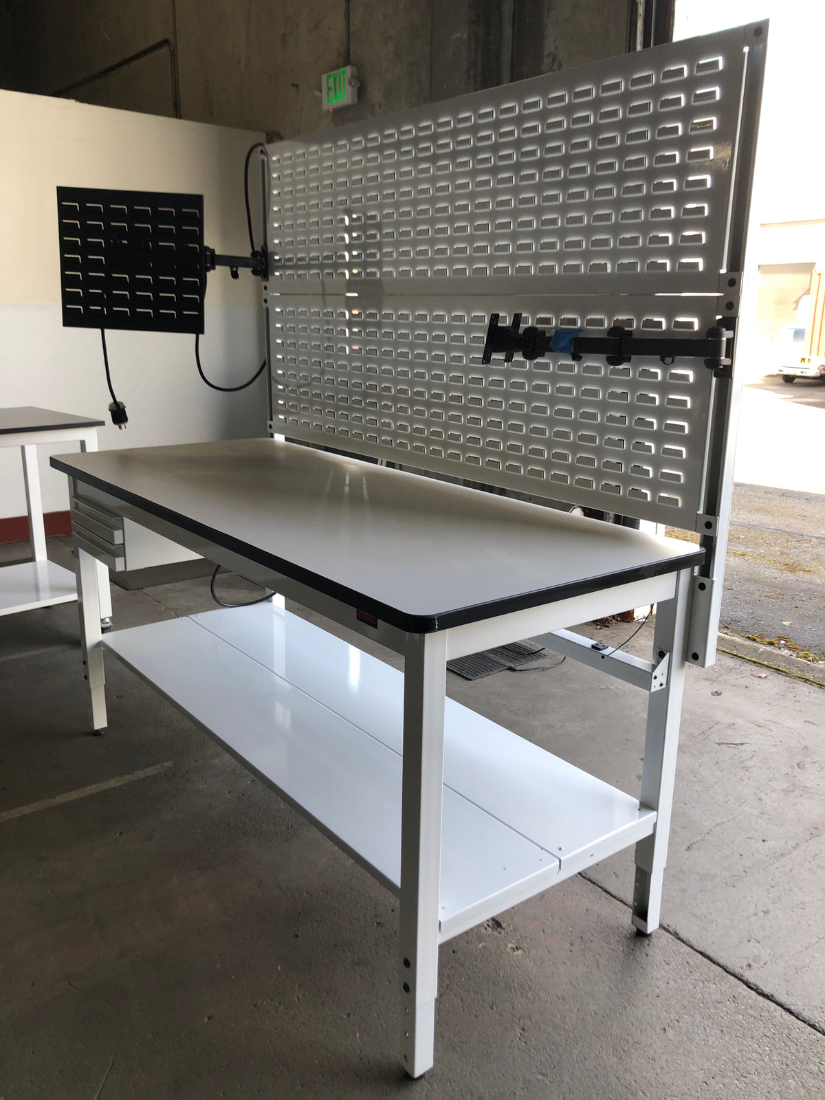 Production Basics Workstation, White Frame — 3R Technology